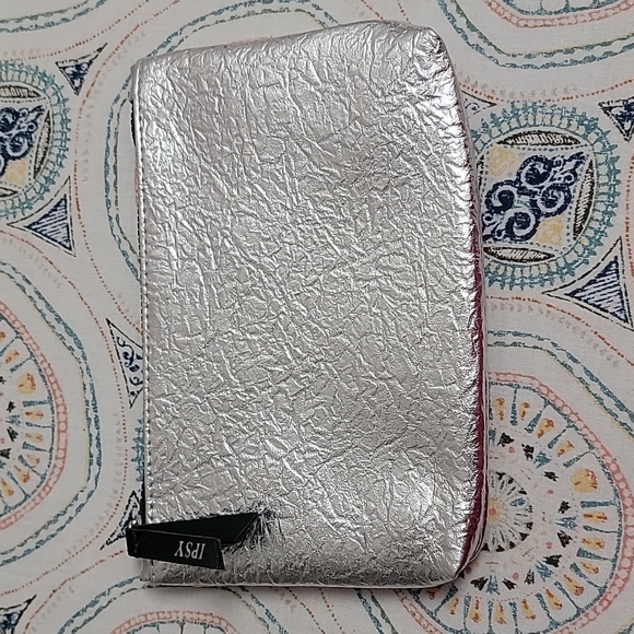 ipsy | Bags | Ipsy Cosmetic Bag Silver Metallic With An Emerald Green ...